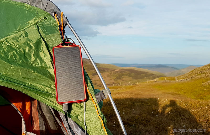 How do I know my solar power bank is charging by solar