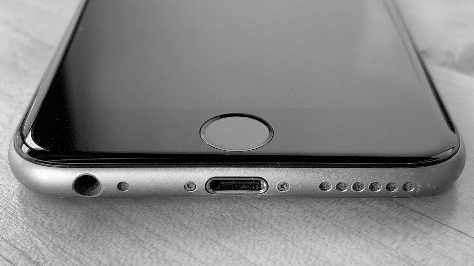 Does iPhone SE 2020 have headphone jack and physical home button?