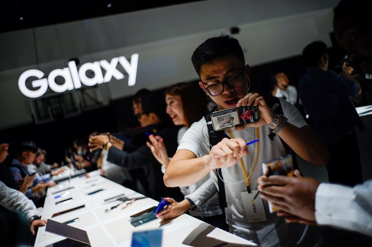 Does Samsung Galaxy Note 10/ 10 Plus support dual SIM or MicroSD