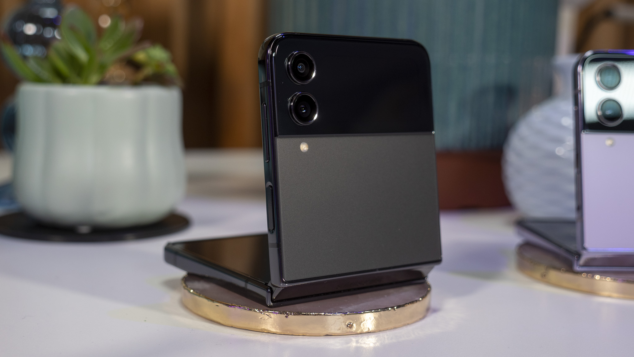How to wirelessly charge Galaxy Z Flip 4