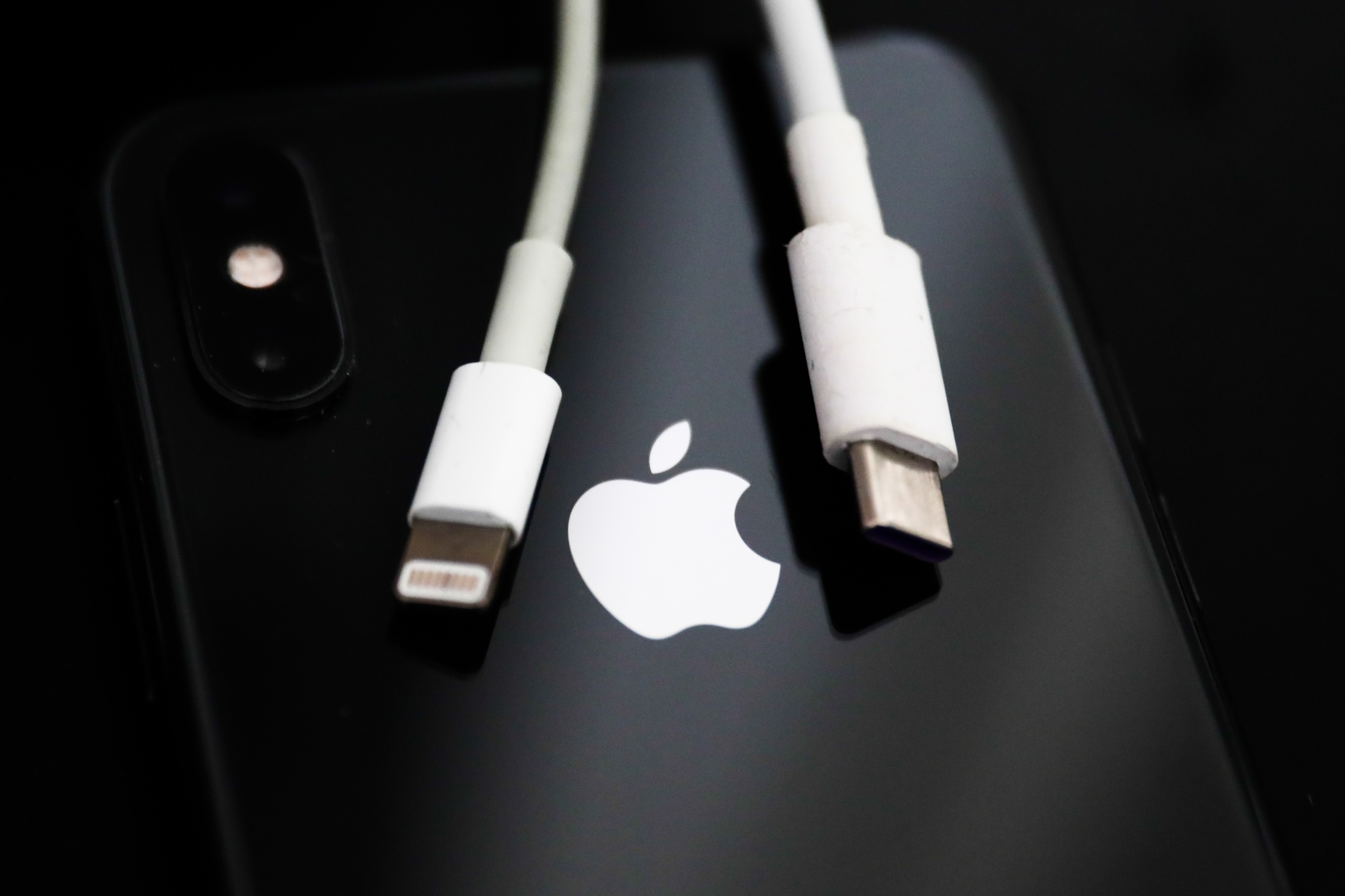 Does iPhone 14 come with USB-C or Lightning port